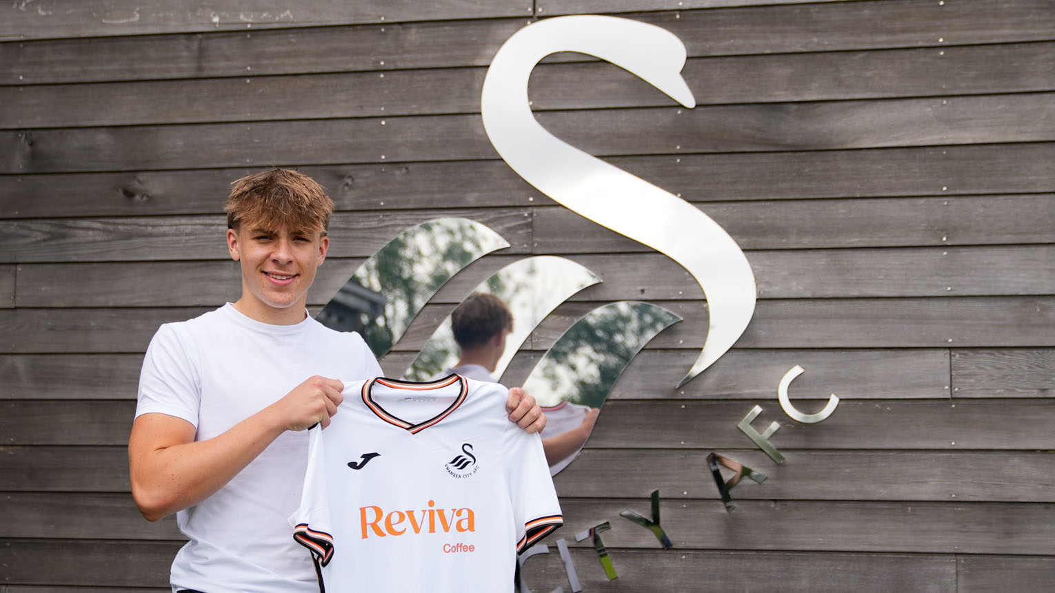 Arthur Parker puts pen to paper on first professional contract at ...